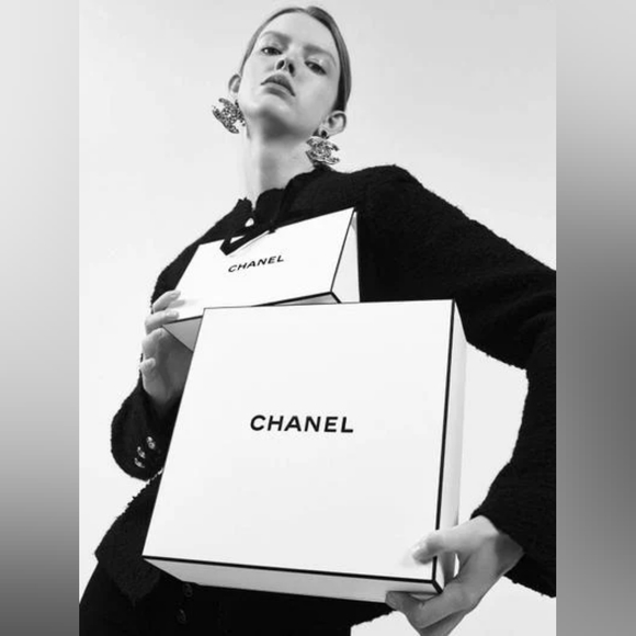 CHANEL | Design | New Chanel Foldable Gift Box | Poshmark